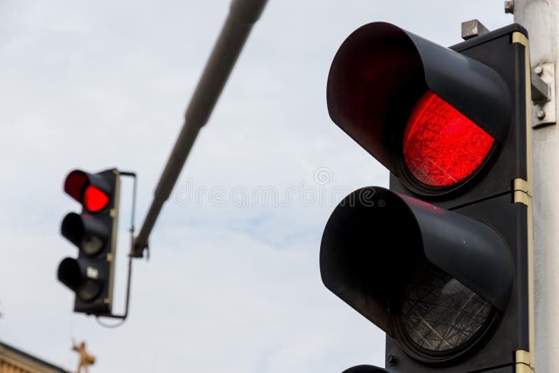 Luce rossa ad un semaforo fotografia stock. Immagine di traffico - 37731414