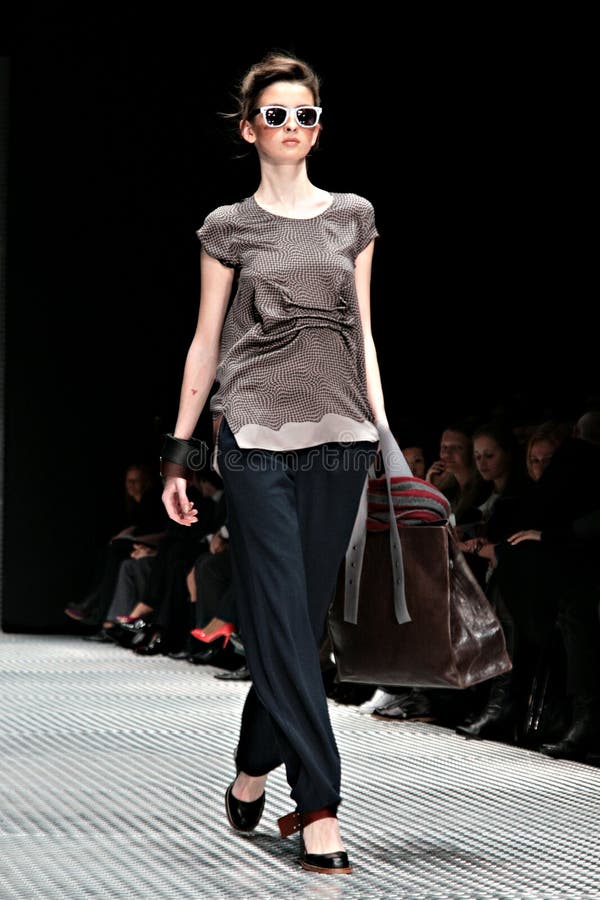 Semana Rusa Modelo De La Manera Foto editorial - Imagen de atractivo ...