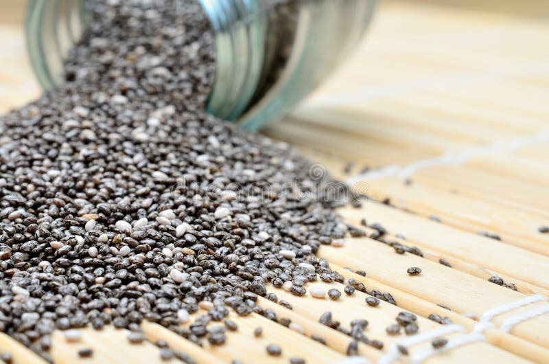 Seme di Chia sulla tavola fotografia stock. Immagine di marrone - 81957808