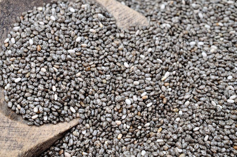Seme di Chia sulla tavola fotografia stock. Immagine di marrone - 81957808