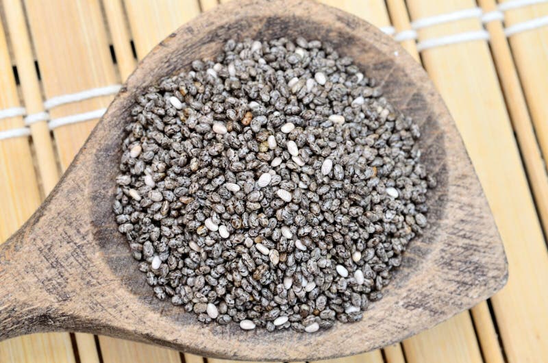 Seme di Chia sulla tavola immagine stock. Immagine di organico - 81957999