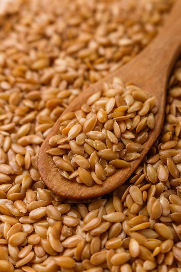 Sementes Do Linho Dourado Em Um Fundo Branco Foto de Stock - Imagem de ...