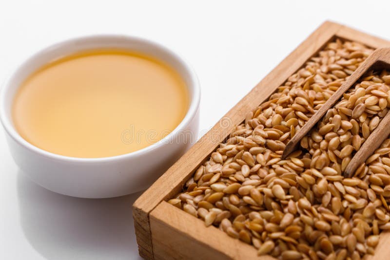 Sementes Do Linho Dourado Em Um Fundo Branco Foto de Stock - Imagem de ...