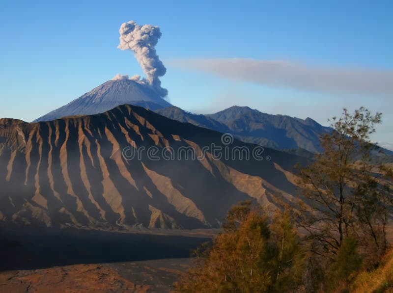 Semeru Vulkan, Ostjava stockbild. Bild von java, schönheit - 3341411