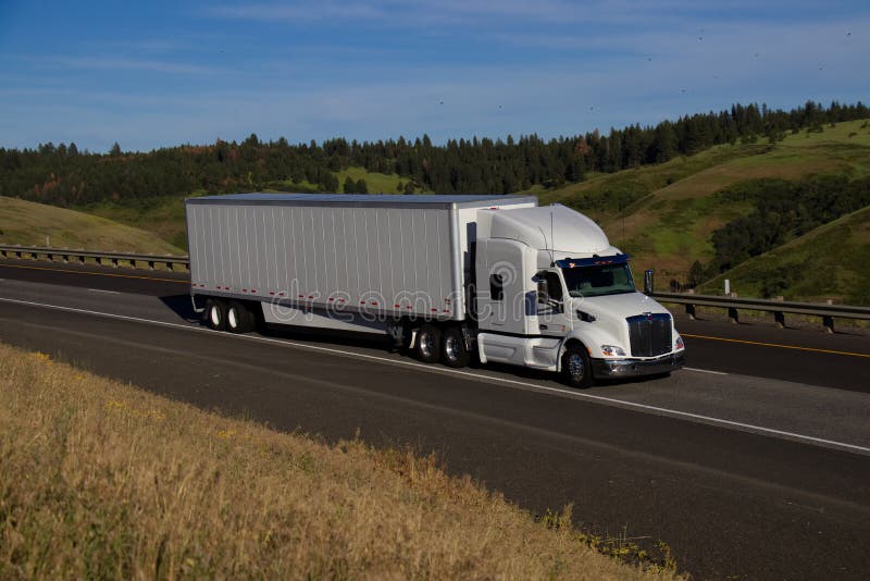 Semi-camion Blanc De Peterbilt/remorque Blanche Image stock - Image du ...