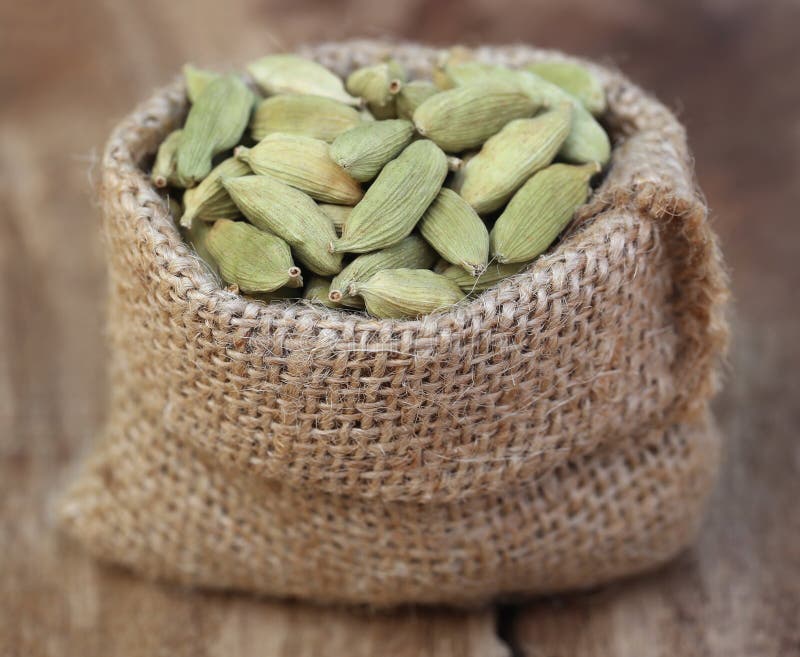 Semilla Del Cardamomo En Saco Foto de archivo - Imagen de crudo ...
