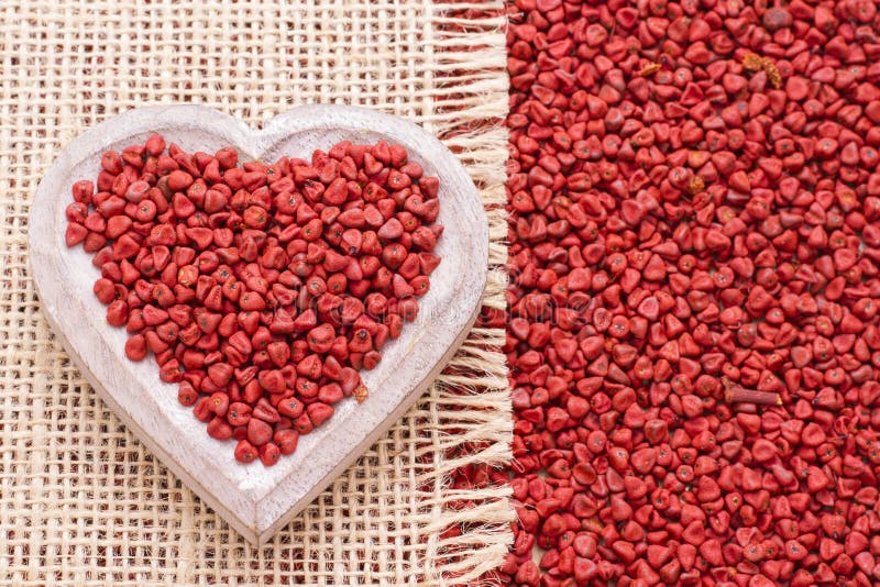 Semillas Del Achiote En La Madera Foto de archivo - Imagen de rotura ...