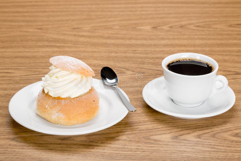 Semla med en kopp kaffe fotografering för bildbyråer. Bild av ...