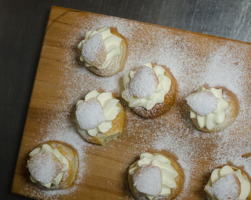 Semla - Traditionell Svensk Bulle Arkivfoto - Bild av rulle, kräm ...