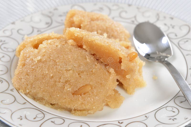 Semoule de Halwa image stock. Image du sain, pétale, suzi - 32907023