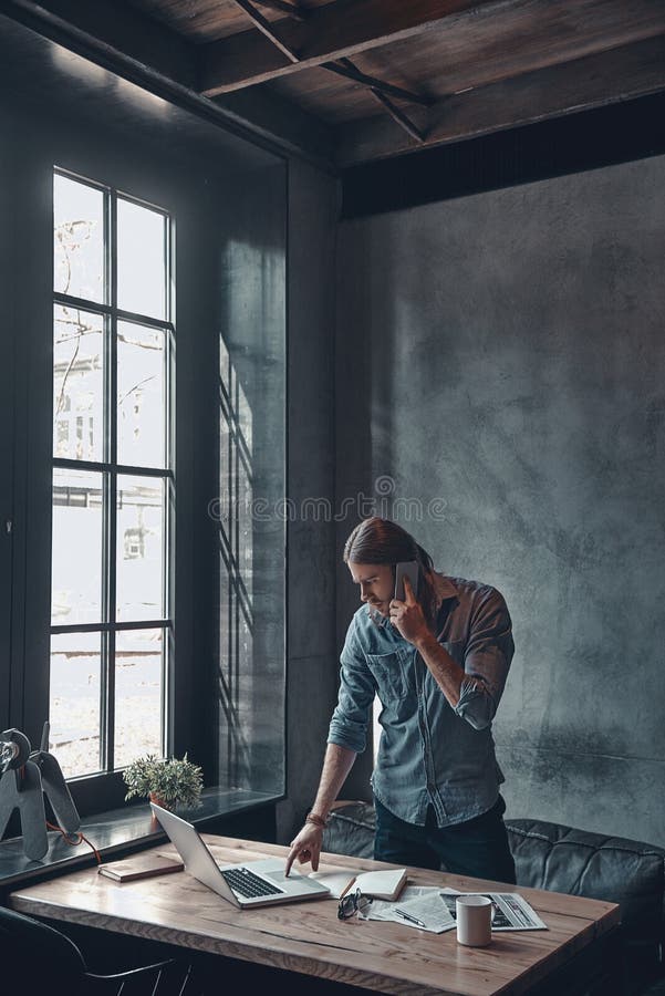 Sempre in Contatto Con Un Cliente Immagine Stock - Immagine di bellezza ...