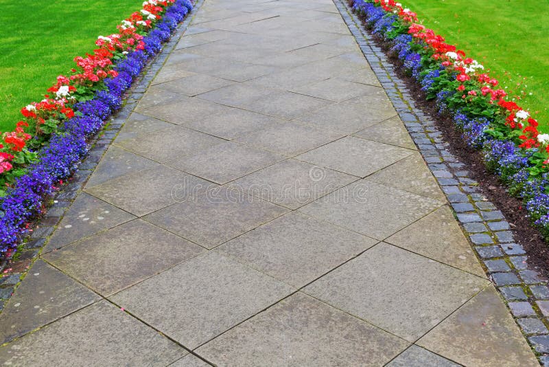 Sendero Con Una Frontera De La Flor Foto de archivo - Imagen de camino ...