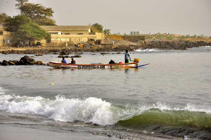 Senegal-Ankunft Der Pirogues Auf Dem Strand Redaktionelles ...