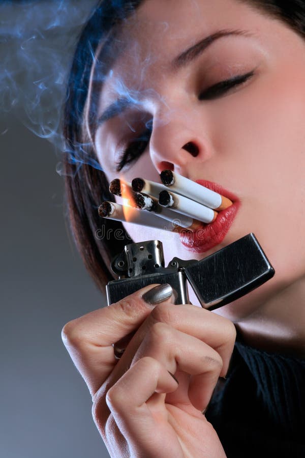 Senhora de fumo imagem de stock. Imagem de azul, fuma - 4975995