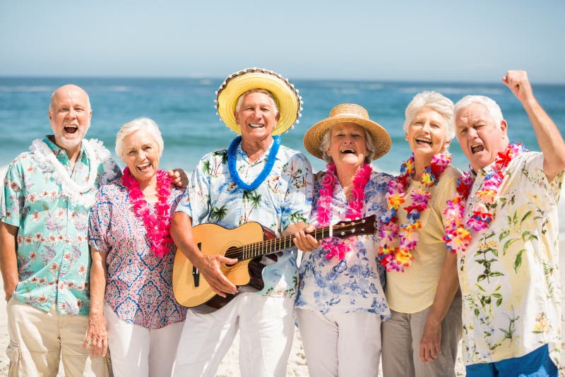 Senioren, Die Gitarre Singen Und Spielen Stockfoto - Bild von ... Senioren, Die Gitarre Singen Und Spielen Stockfoto - Bild von ...
