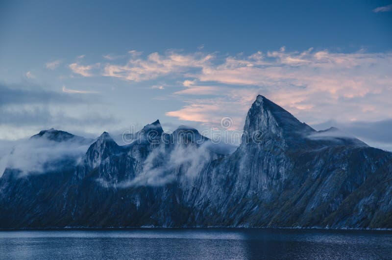 Segla Spitze Auf Senja Insel Mit Aurora Borealis-Nordlichtern Im Winter ...