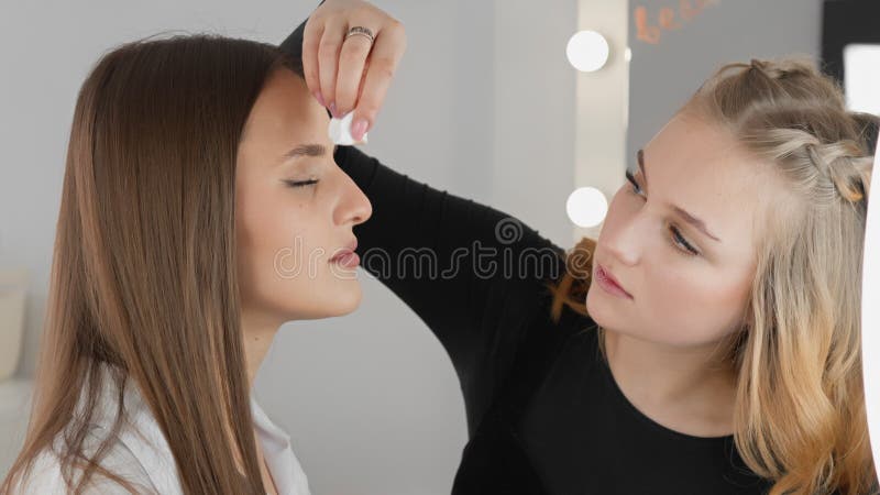 The Sensitive Hands of the Master Focus on Natural Growth of Eyebrows ...