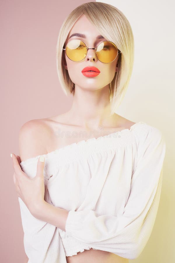 Sensuele Modieuze Vrouw In Erotische Witte Kleding Blauw Eyed Dame Met