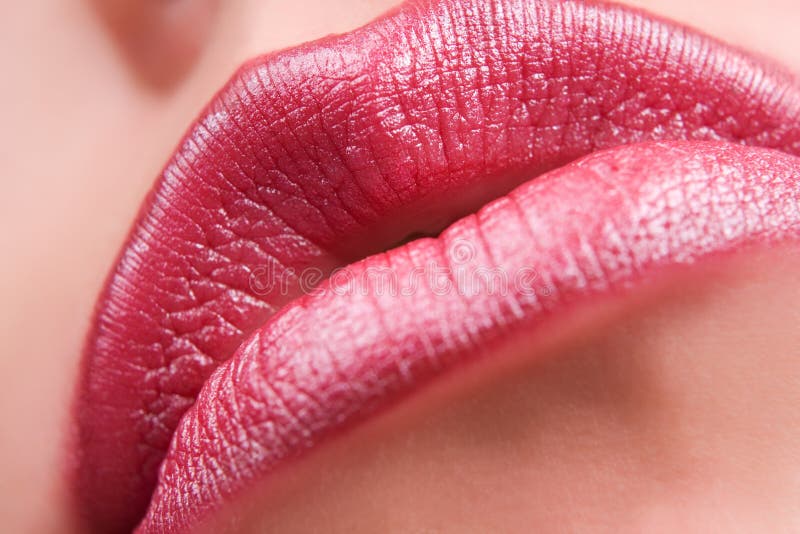 De Verleidelijke Lippen Van De Vrouw Met Roze Lippenstift Stock ...