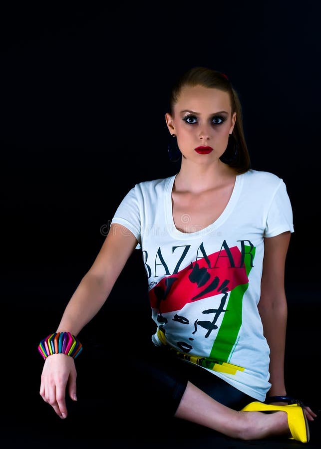 Sentada Del Modelo De Manera Imagen de archivo - Imagen de femenino ...