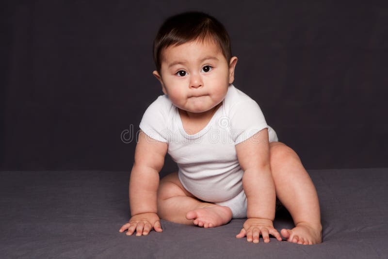 Sentada Feliz Linda Del Bebé Imagen de archivo - Imagen de bebé ...