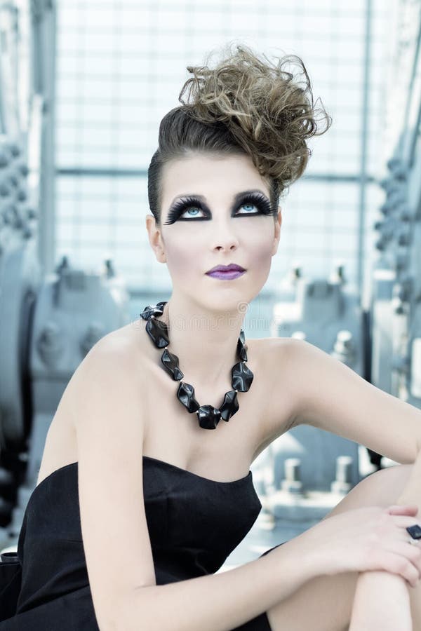 Sentada Hermosa Del Modelo De Moda Foto de archivo - Imagen de estilo ...