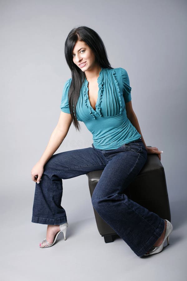 Sentada Modelo En El Otomano Imagen de archivo - Imagen de peinado ...