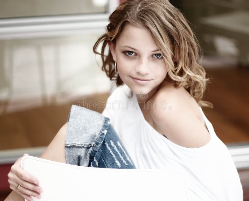 Sentada modelo en silla imagen de archivo. Imagen de feliz - 195315