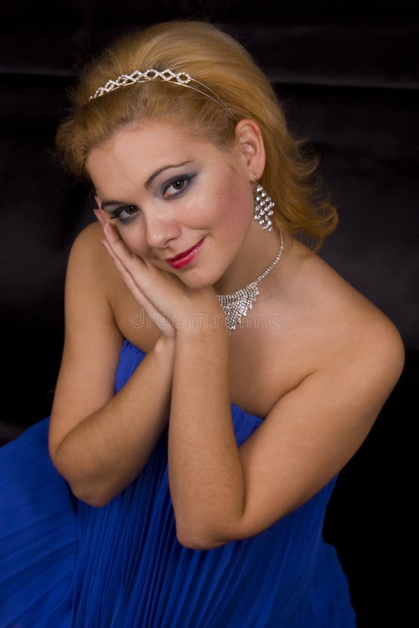 Sentada Modelo Magnífica En Suelo Foto de archivo - Imagen de brillante ...