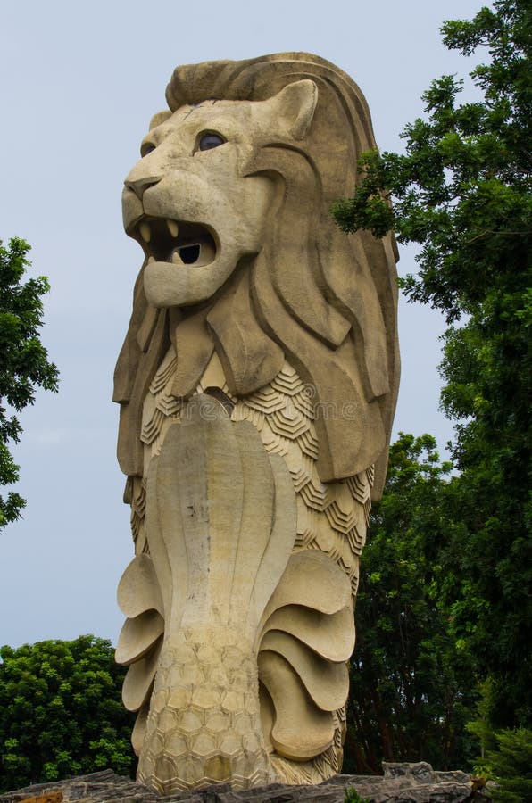 Sentosa Merlion editorial photography. Image of cloud - 79228587
