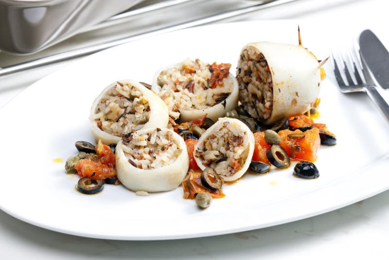 Seppia Cotta Con I Pomodori Fotografia Stock - Immagine di nero ...