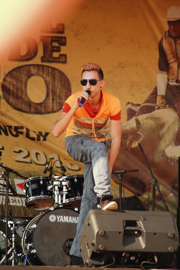 Serby foto de archivo editorial. Imagen de canto, actividad - 32916133