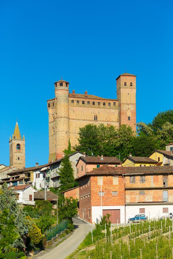 ` Serralunga D Schloss Alba, Piemont Italien Stockfoto - Bild von ...