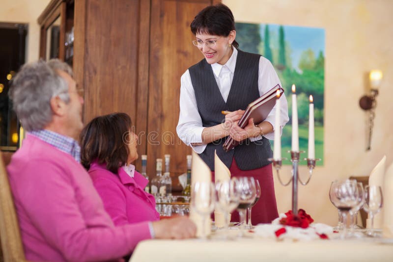 Serveerster En Gasten in Restaurant Stock Foto - Image of diner, beroep ...