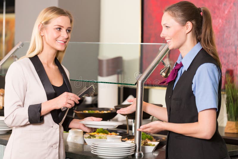 Serveerster Die in Restaurant Het Menu Voorstellen Aan Twee Gasten ...