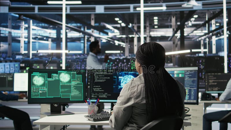 Server Farm it Expert Responds To Security Breach Alert Displayed on PC ...