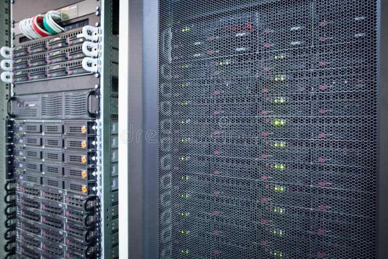 Servergestellgruppe in Einem Rechenzentrum Stockbild - Bild von ...