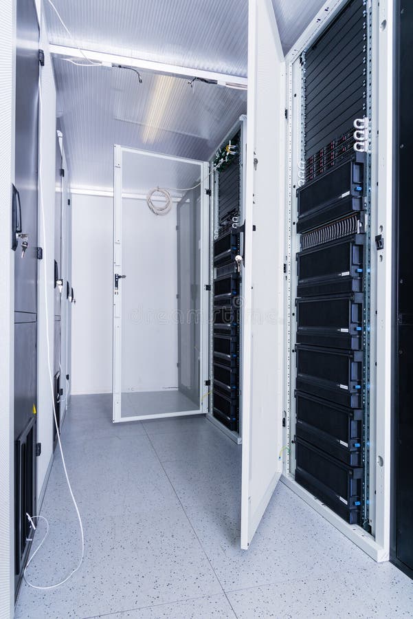 Serverraum Mit Einer Reihe Von Server-Racks Stockfoto - Bild von tief ...