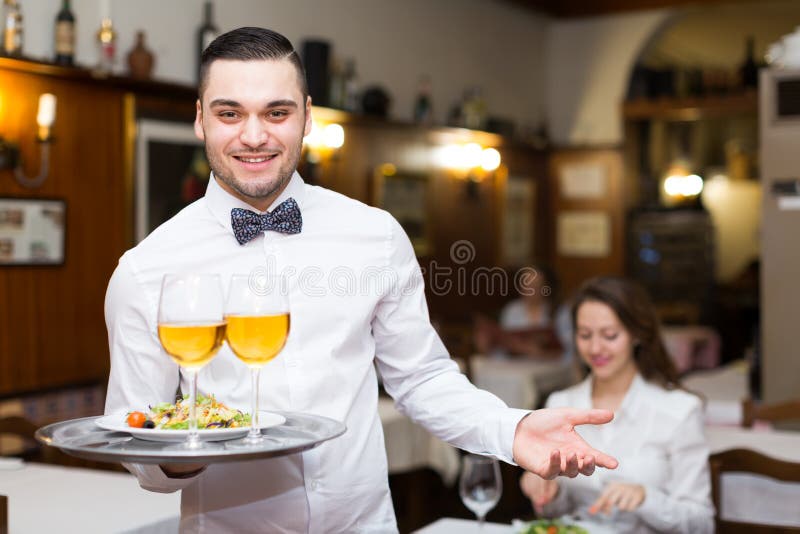 Serveur Beau Dans Le Restaurant Image stock - Image du américain ...