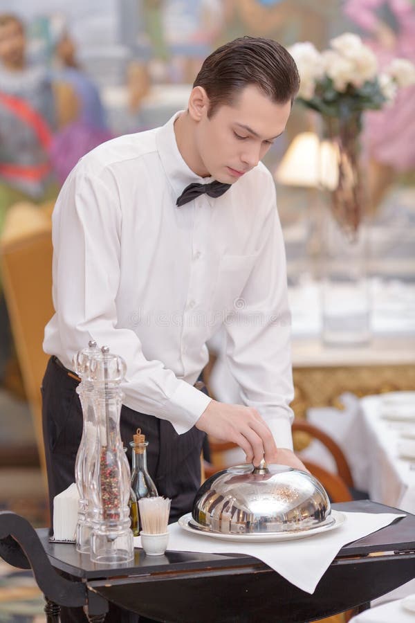 Serveur in Le Restaurant De Luxe Image stock - Image du service ...