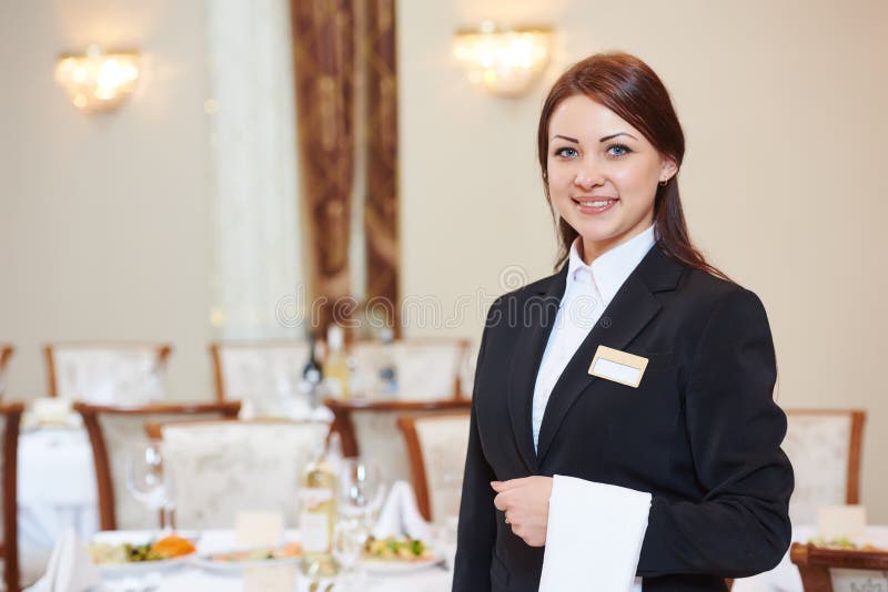 Serveuse Au Service De Restauration Dans Le Restaurant Image stock ...
