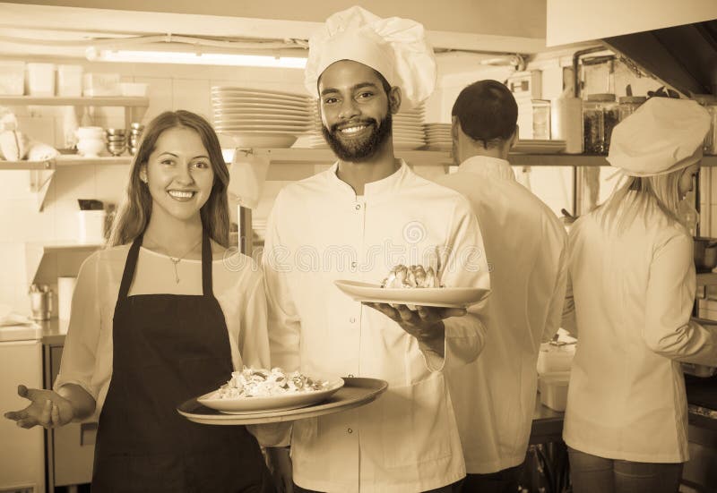 Serveuse Et équipe De Cuisson Dans Le Restaurant Image stock - Image du ...