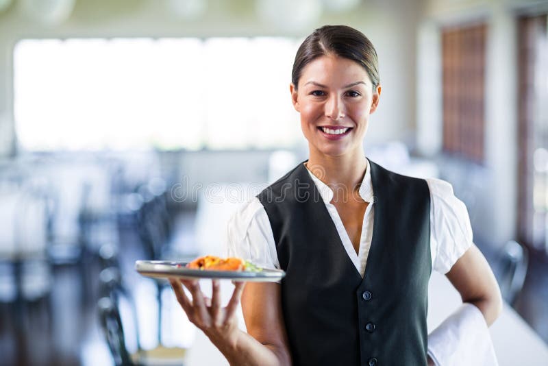 Serveuse Tenant Un Plat De Repas Dans Un Restaurant Photo stock - Image ...