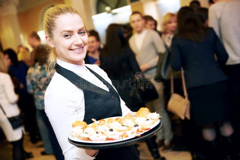 Service De Restauration Serveuse En Service Photo stock - Image du ...