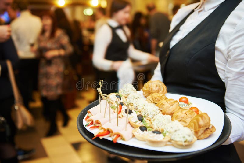 Service De Restauration Serveuse En Service Photo stock - Image du ...