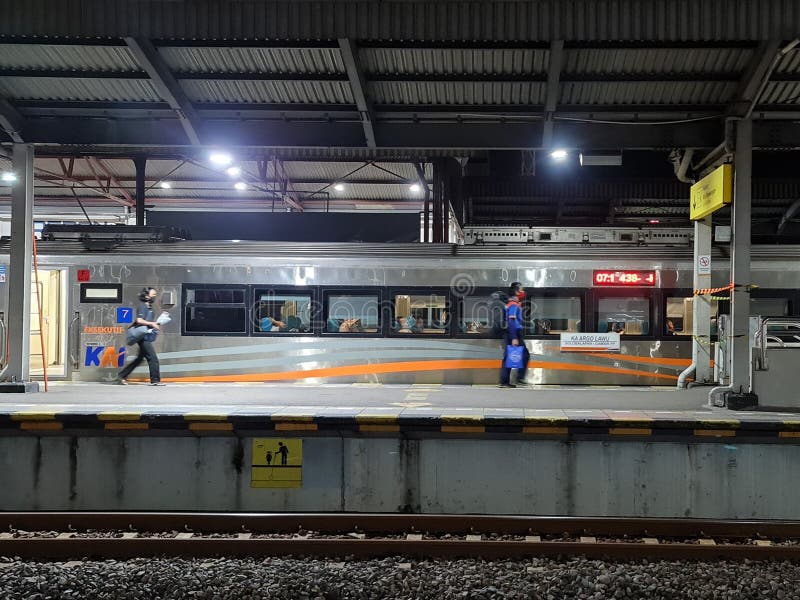 Service train in station editorial photography. Image of metro - 210941127