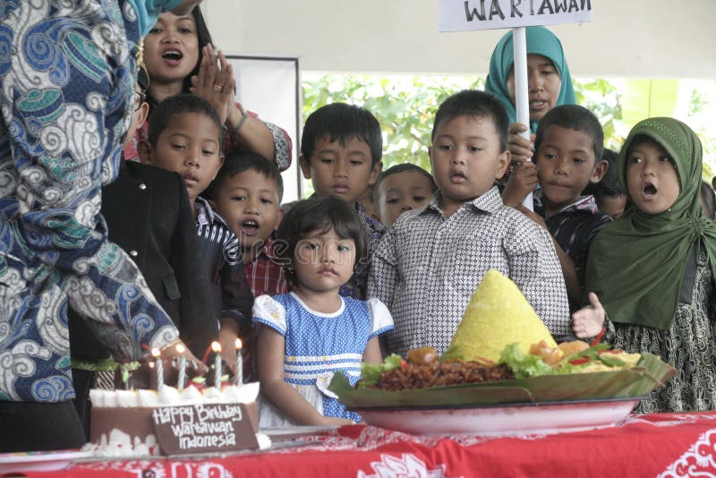 Serving Cake and Rice Cone National Press Day Student from Early Age ...