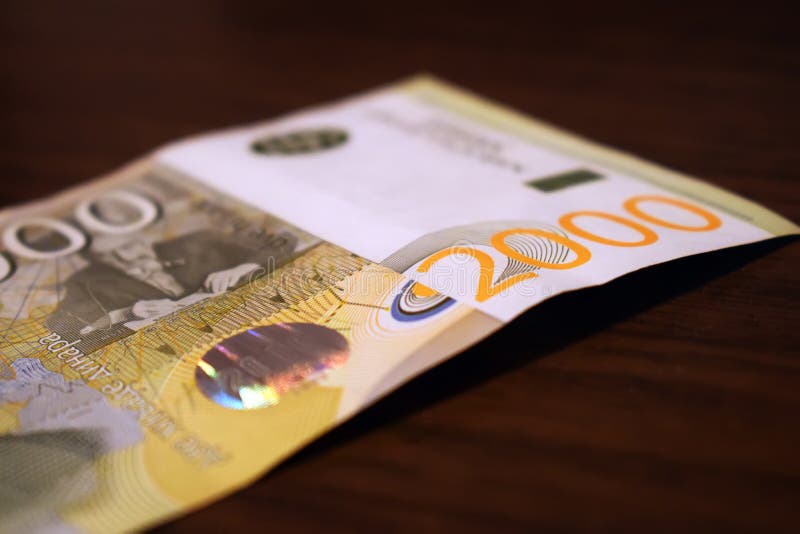 Servisch Geld in Document, Bankbiljet 2000 Dinarskoers Stock Foto ...