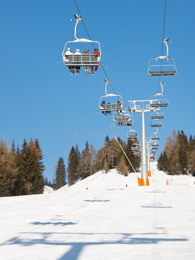 Sessellift am Skiort stockbild. Bild von senke, skifahrer - 28450123