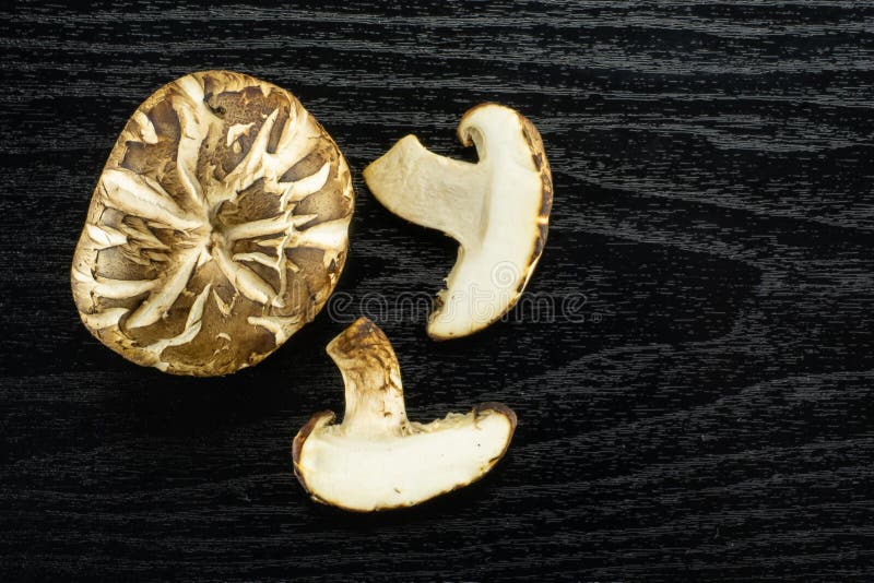 Seta De Shiitake Cruda Fresca En La Madera Negra Imagen de archivo ...